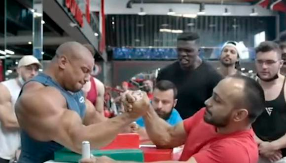 Un campeón de pulseadas derrota al fisicoculturista «más fuerte del ...