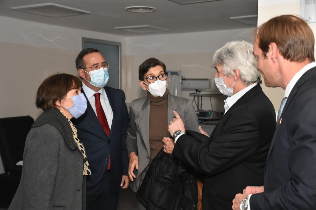 La embajadora de España visitó Comodoro y recorrió las instalaciones de ...