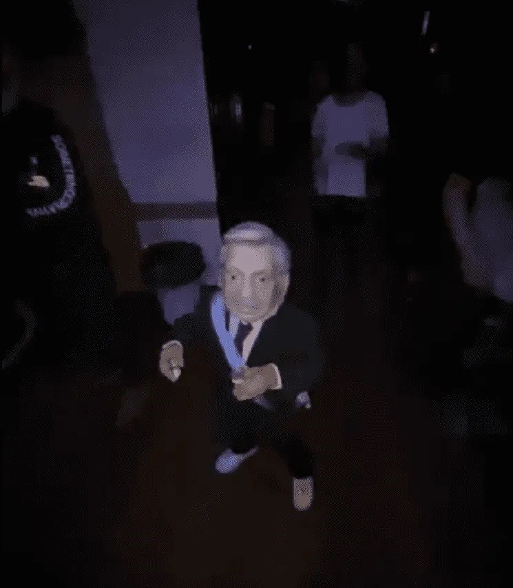 Locura en la noche porteña con el «mini» Alberto Fernández que baila ...