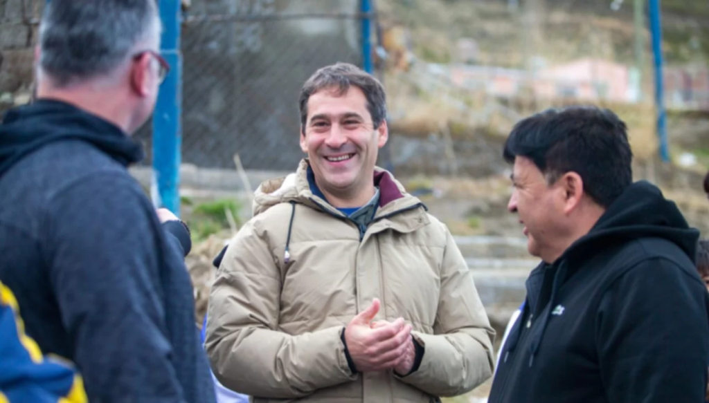 Luque anunció la instalación de una nueva cancha de césped sintético ...