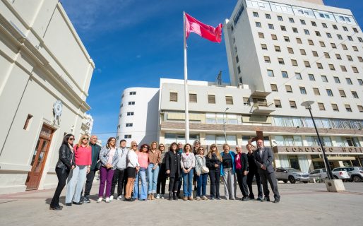 Izaron la Bandera Rosa en conmemoración al Día de la Lucha contra el ...