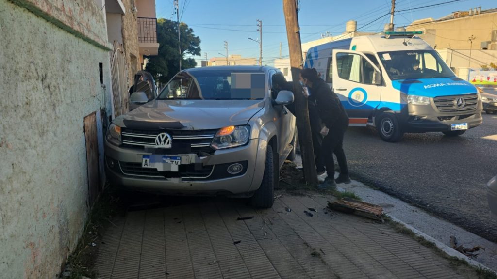 Un Conductor Se Descompensó Mientras Manejaba Y Chocó Contra Un Paredón