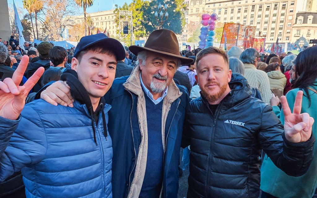 Othar participó de la marcha por Cristina en Buenos Aires junto a ...