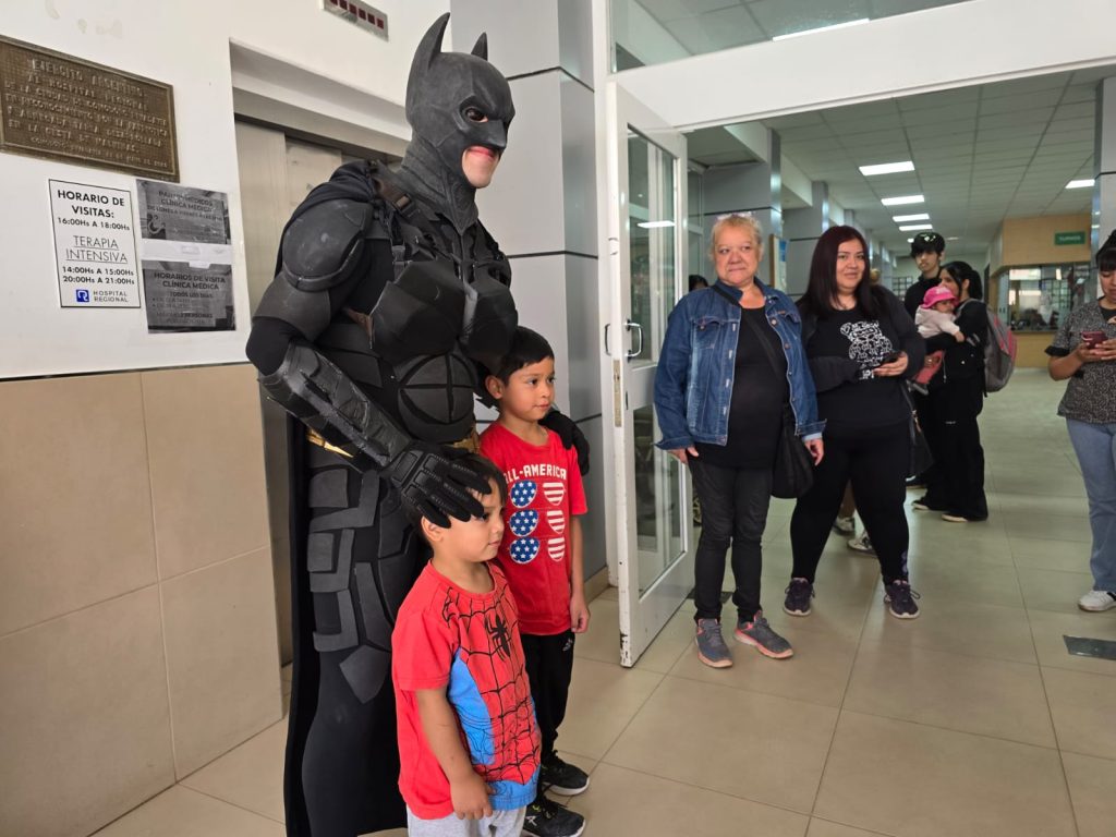 Batman apareció en el Hospital Regional para alegrar a los niños con ...